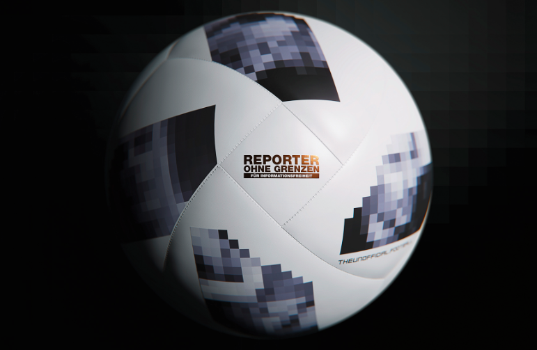 Ein verpixelter WM-Ball fordert mehr Pressefreiheit - kleinreport.ch