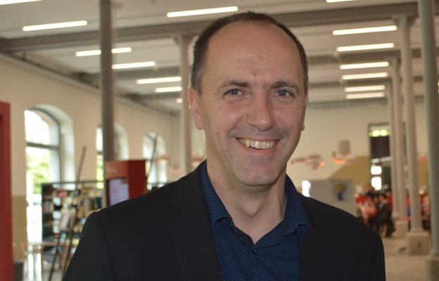 Damian Elsig wird neuer Direktor der Nationalbibliothek - kleinreport.ch